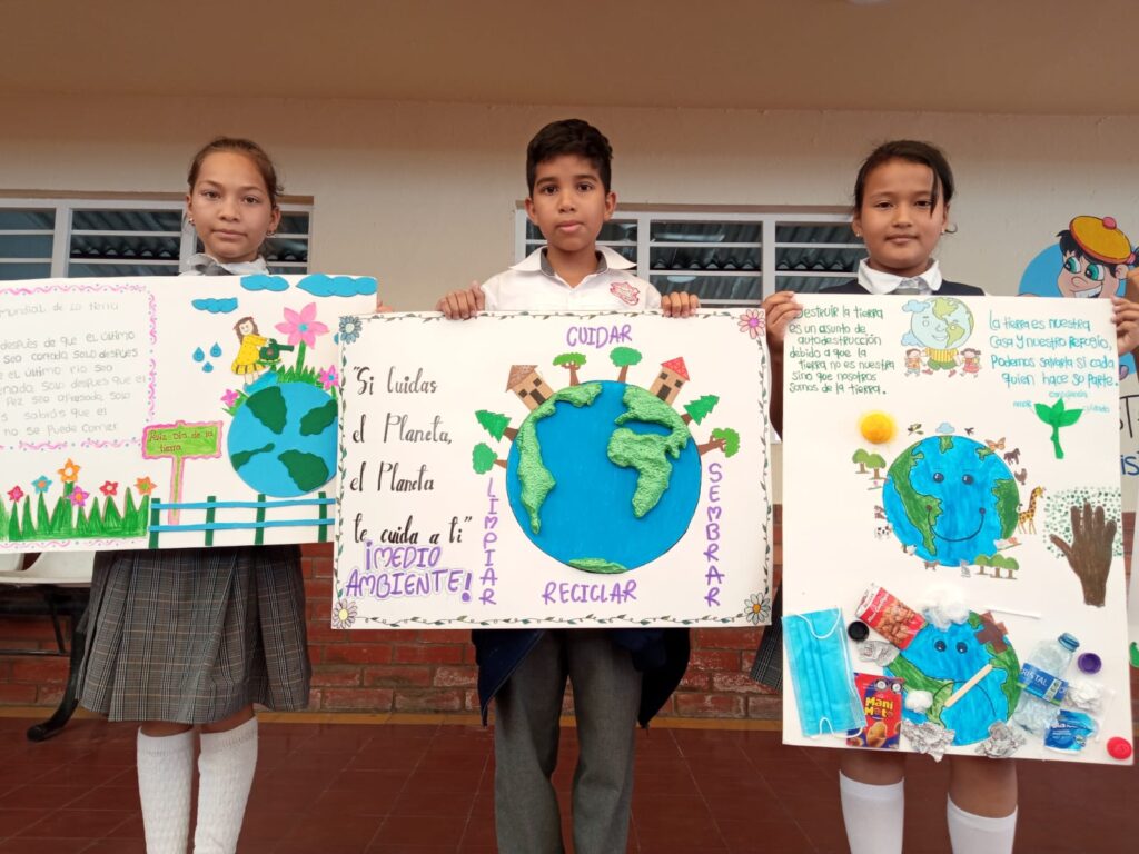 El Día de la Tierra representado en carteleras de material reciclado ...